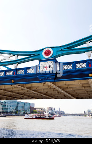 UK, London, Tower Bridge crest Stock Photo - Alamy