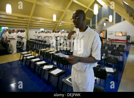 Inmates pray, sing and listen to lecture during convocation ceremony at ...