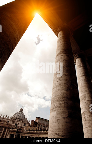 Sunrise over St Peter's Square and the Vatican Basilica (l) with the ...