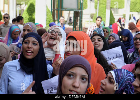 Cairo, Cairo, Egypt. 21st Sep, 2013. Egyptian students of the college ...