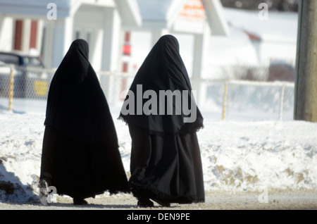 Woman of the Lev Tahor (Pure Heart) Orthodox Jewish community, Sainte ...