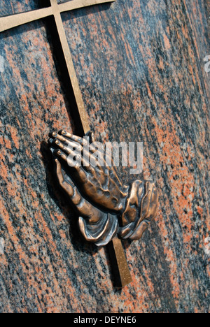 Praying hands on a tombstone Stock Photo - Alamy