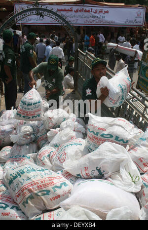MQM Khidmat-e-Khalq Foundation volunteers are busy in loading relief ...