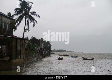 A waterfront market on the Kalandan River in Sittwe, Burma Stock Photo ...