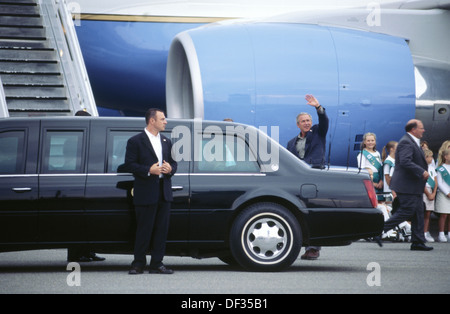 USA, Washington, Pasco, President George W. Bush inside limo in front ...