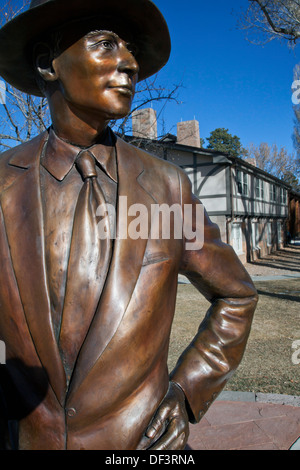 Statue of scientist J. Robert Oppenheimer in Los Alamos, New Mexico ...