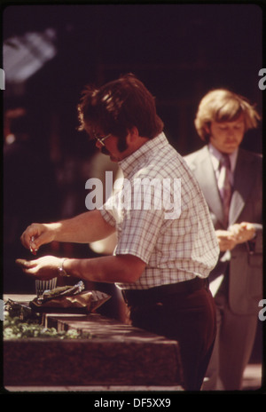 LUNCHING ON NICOLLET MALL Stock Photo - Alamy