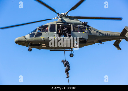Police SWAT team, fast roping from a helicopter Stock Photo - Alamy