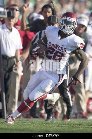Oklahoma Sooners running back Damien Williams (26) heads to the end ...