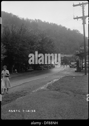 Sharp's Garage on Tennessee Highway 71 Stock Photo - Alamy