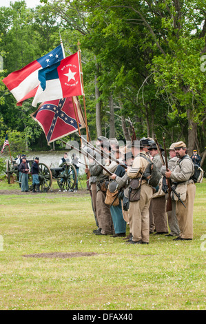 Confederate soldiers at the Thunder on the Roanoke American Civil War ...