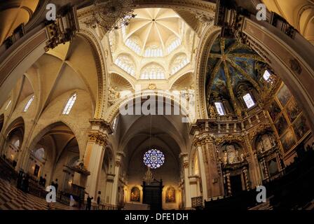 Nave inside Valencia Cathedral Spain Stock Photo: 48032589 - Alamy