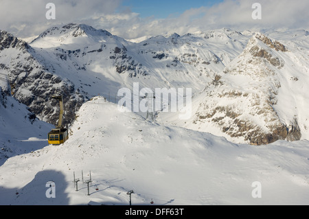 Cable car leading up to the Berghaus Diavolezza on the 2978 metre ...