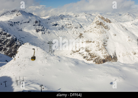 Cable car leading up to the Berghaus Diavolezza on the 2978 metre ...