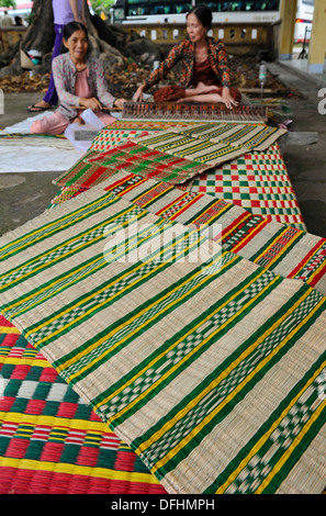 Elderly Vietnamese hand making colourful reed floor mats Stock Photo ...