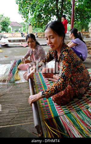 Elderly Vietnamese hand making colourful reed floor mats Stock Photo ...