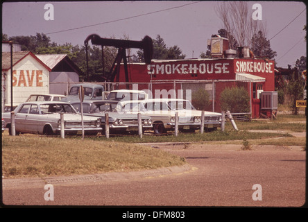 OIL DERRICK BESIDE RESTAURANT AND USED CAR LOT Stock Photo - Alamy