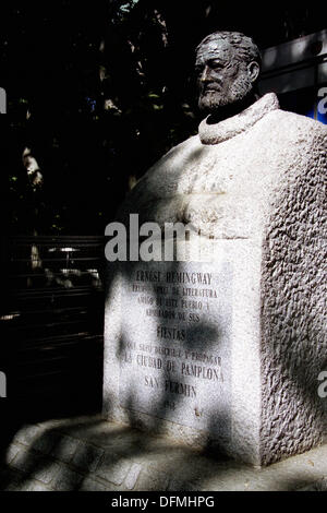 Statue to Ernest Hemingway, Pamplona, Navarre, Spain Stock Photo ...