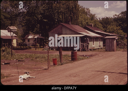 SUBSTANDARD HOUSING IN COALBURG ON THE KANAWHA RIVER Stock Photo - Alamy