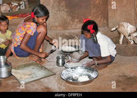 Katkari tribal girl making chapati, Karambali village, Maharashtra ...