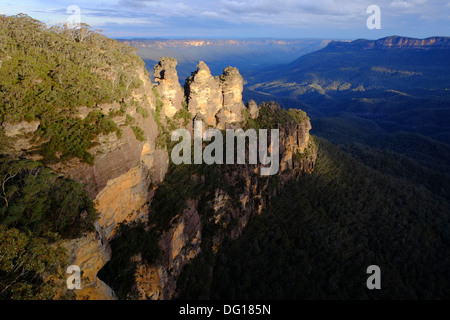 Three sisters in Sydney's Blue Mountains Stock Photo - Alamy