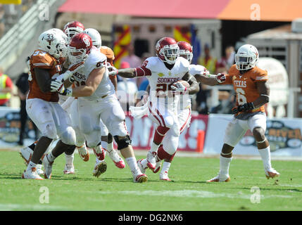 Oklahoma Sooners running back Damien Williams (26) heads to the end ...