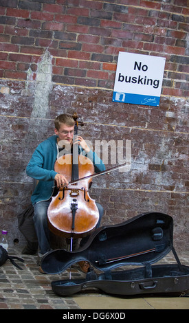 BUSKER PLAYING NEAR A NO BUSKING SIGN Stock Photo - Alamy