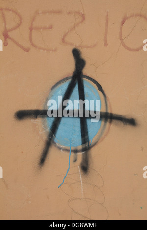 A street cat, anarchist graffiti in Spanish and some empty beer bottles ...