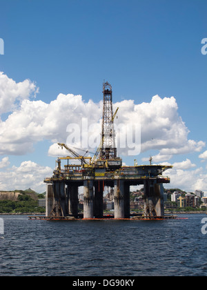 Crane, Offshore semi-submersible drilling rig SEDCO 700, drilling well ...