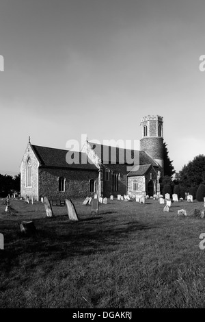 Misty morning, St Remigius parish church, Roydon village, Norfolk Stock ...