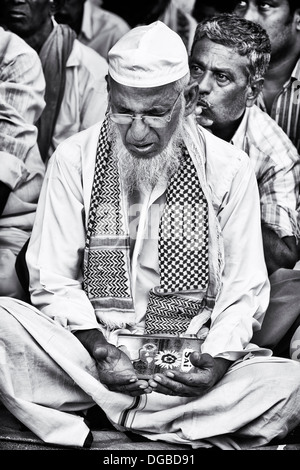 Elderly Indian Muslim man with white Muslim full-beard and prayer bump ...