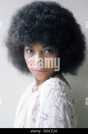 LINDA LEWIS UK pop singer in 1975 Stock Photo - Alamy