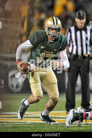 Baylor Bears quarterback Seth Russell (17) runs up the middle for a ...