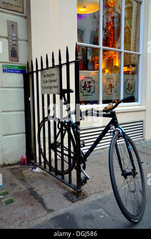 'Do Not Chain Bicycles to Railings' sign, London, UK Stock Photo - Alamy