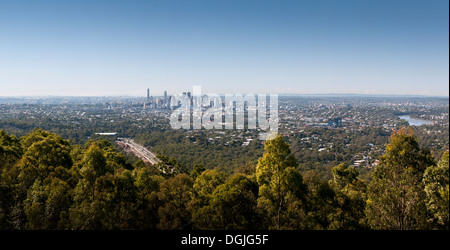 A view of Brisbane City from the summit of Mt Coot-Tha in Queensland ...