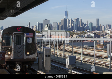 G train pulls into the Smith/9th St. elevated subway station with lower ...