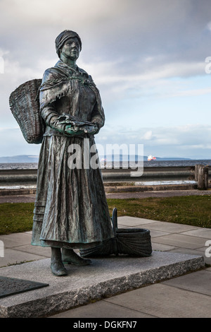 Fisher Wife Bronze Statue at Nairn in Scotland Stock Photo - Alamy