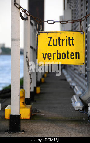 No entry sign in German: Do not enter without permission/without being ...