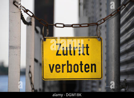 No entry sign in German: Do not enter without permission/without being ...