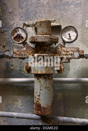 Old Broken Manometer - Pressure Gauge Stock Photo - Alamy