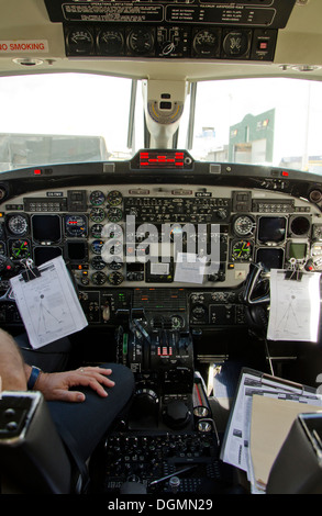 Beechcraft 1900D Cockpit from the passenger cabin Stock Photo - Alamy