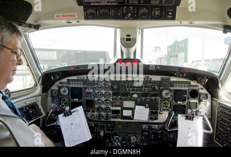 Beechcraft 1900D Cockpit from the passenger cabin Stock Photo - Alamy