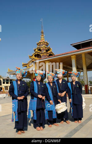 Paoh, ethnic minority in traditional costume, Inle Lake, Shan State ...