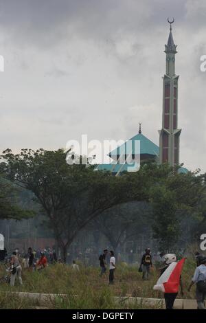 Batam, Indonesia. 23rd Oct, 2013. Protestors throw stones towards ...