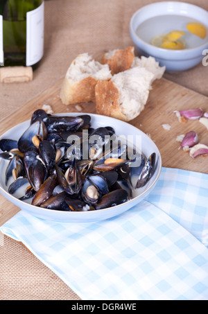 mussels in the bowl on the chopping board Stock Photo - Alamy