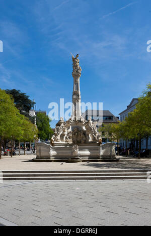 Sankt Georgsbrunnen fountain, Kornmarkt square, Trier, Rhineland ...