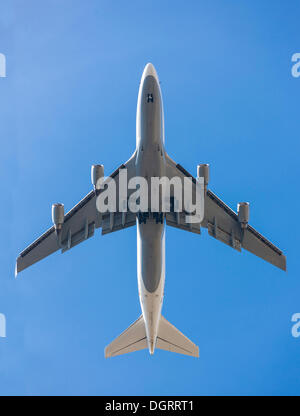 Underside of a Boeing 747 aircraft Stock Photo - Alamy