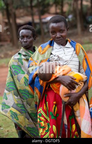Kayanza, Burundi. 23rd Sep, 2013. Parents and their children wait ...