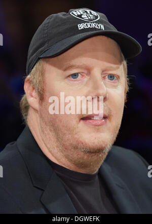 Hamburg, Germany. 25th Oct, 2013. Workers salvage the towboat 'Heinrich ...