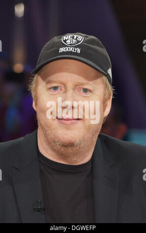 Hamburg, Germany. 25th Oct, 2013. Workers salvage the towboat 'Heinrich ...